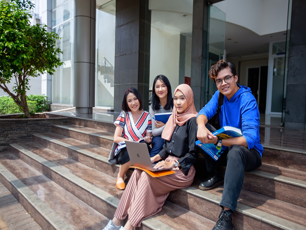 Fenomena “Kuliah Sambil Kerja”: Tren atau Kebutuhan? - DUNIA MAHASISWA